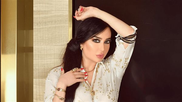 الفنانة رنا الابيض تنشر صورًا لها برفقة ابنتها الوحيد يوشع كبر وأصبح