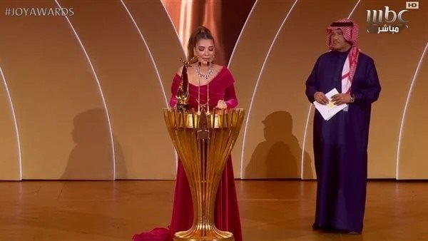 أصالة تهدي جائزتها بحفل Joy Awards لـ أنغام وتصرف مفاجئ من الأخيرة